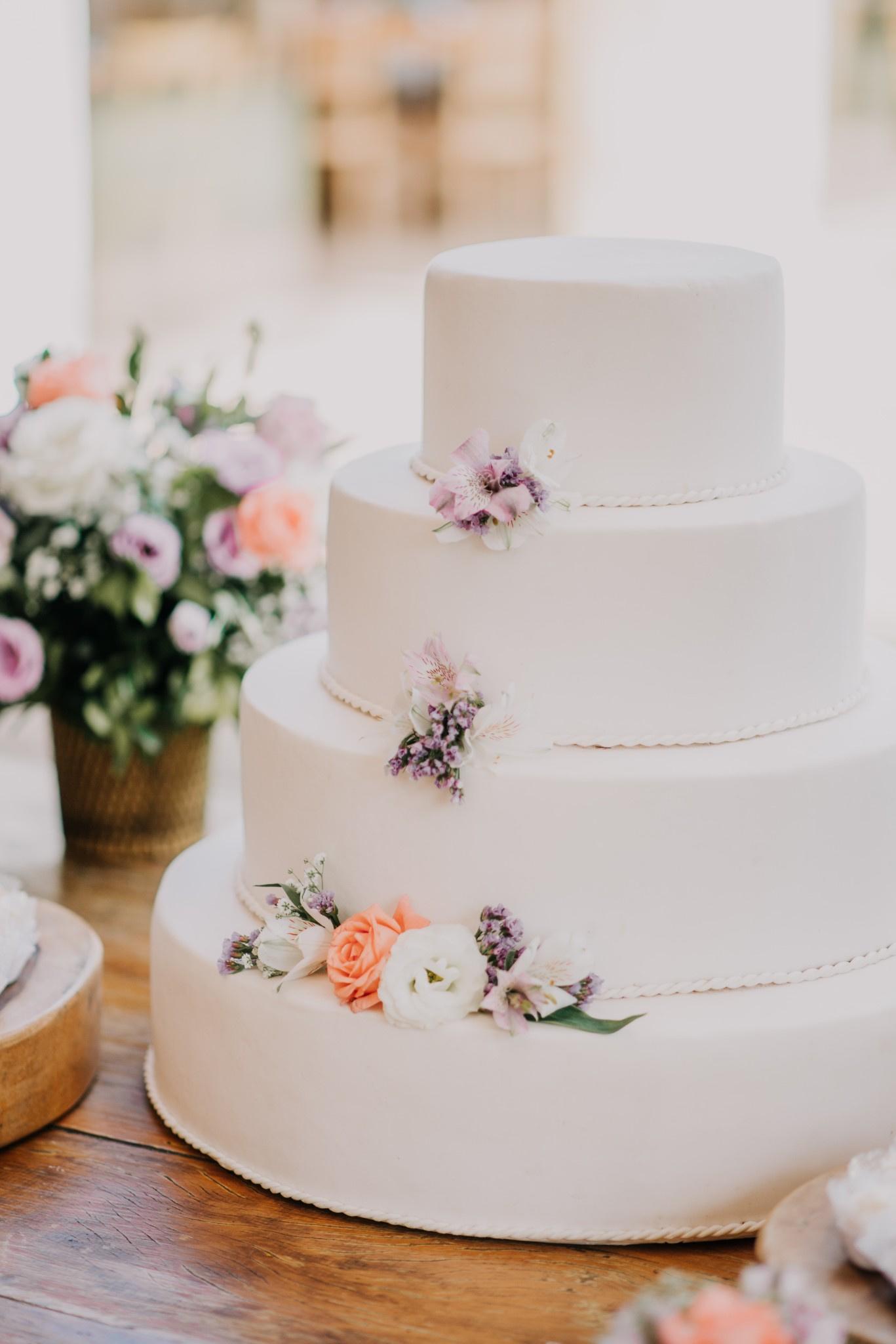 90 bolos minimalistas de casamento: simplicidade deliciosa